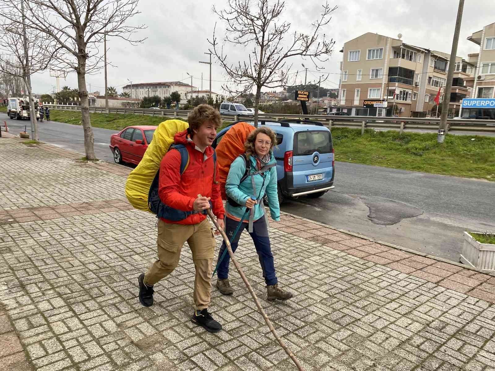 Fransız 2 gezgin, dünya barışı için 4 buçuk aydır Kudüs’e yürüyor ...